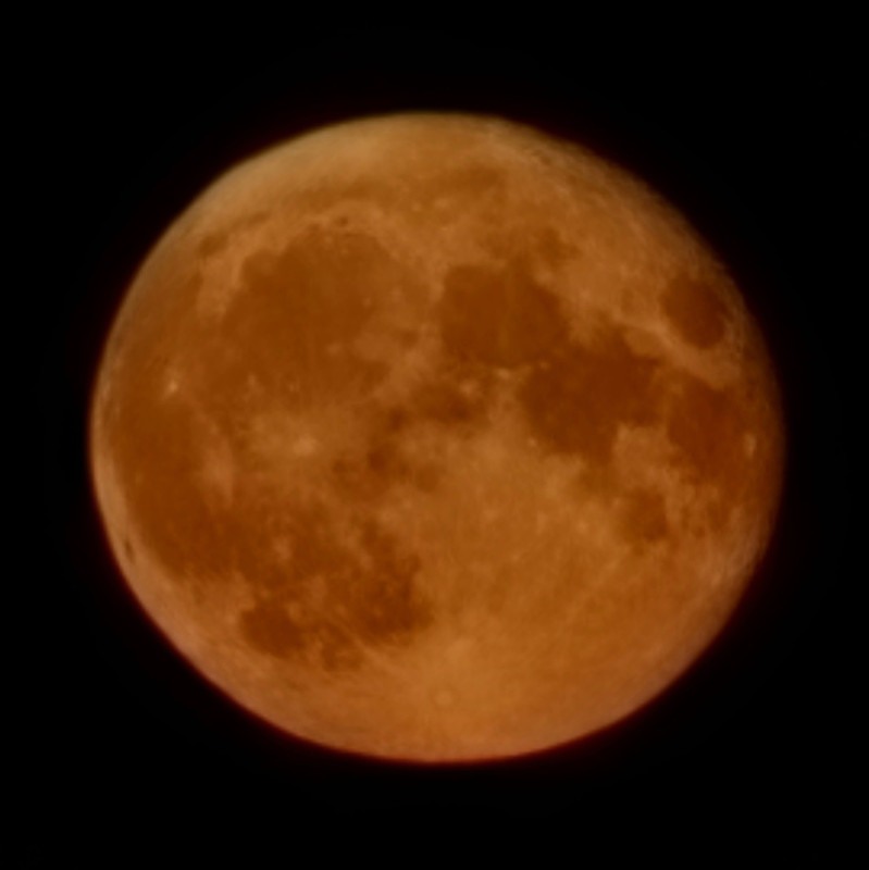 Am pozat luna cu telefonul (zoom 100x), rezultatele au fost ...