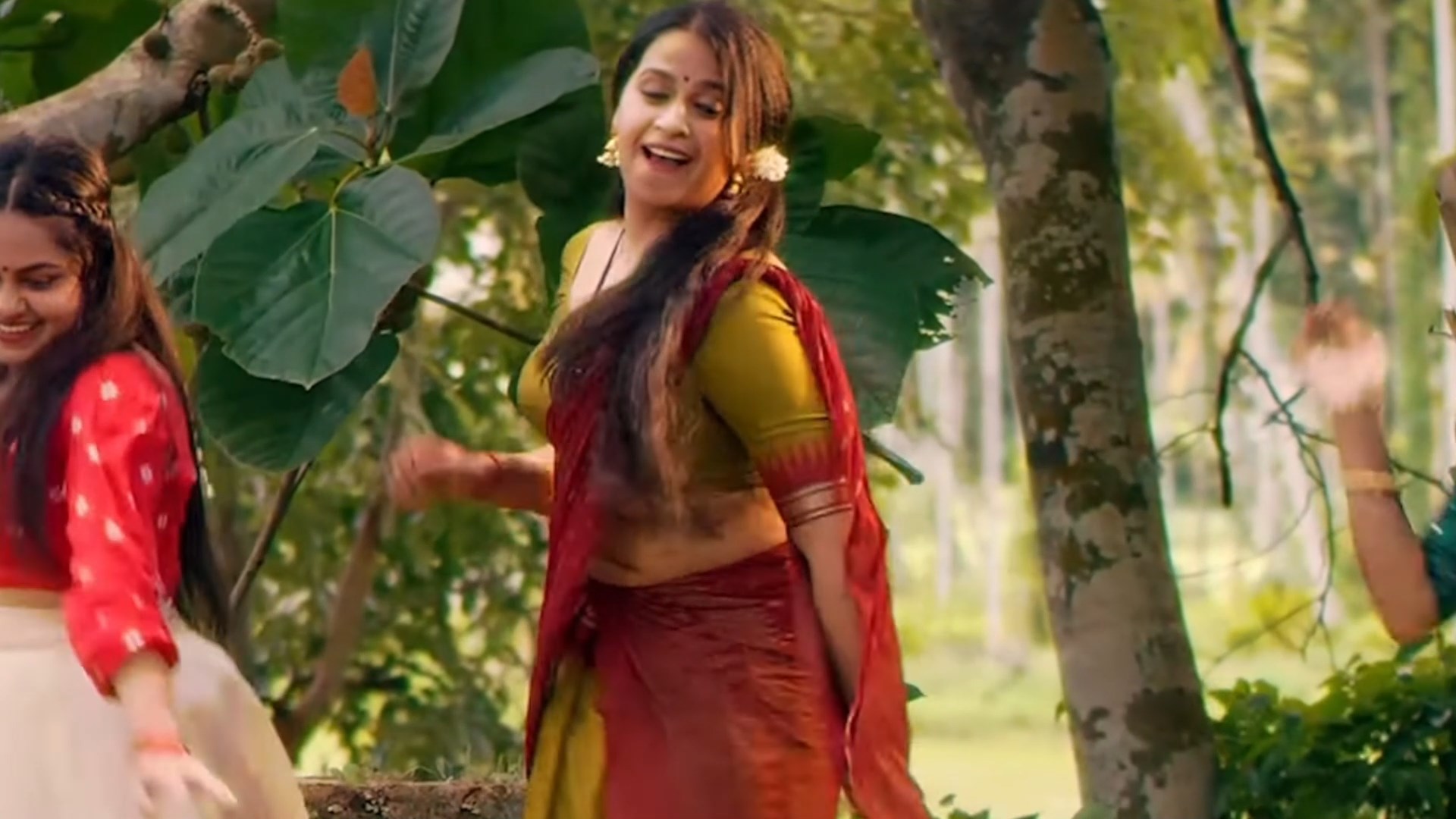 Sadhika Venugopal hot in half saree showing big Open Navel mp4 snapshot 00 02 943 — Postimages