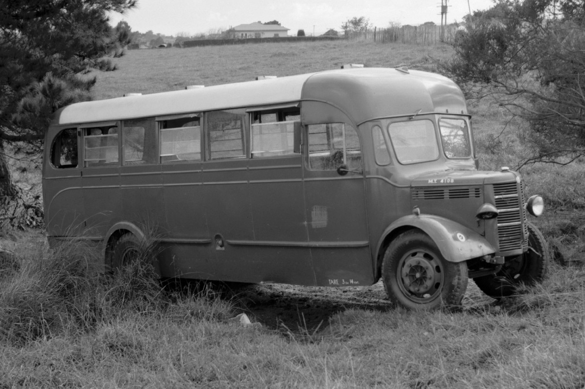 RNZAF Bedford OB bus accident () Wh G406 59) — Postimages