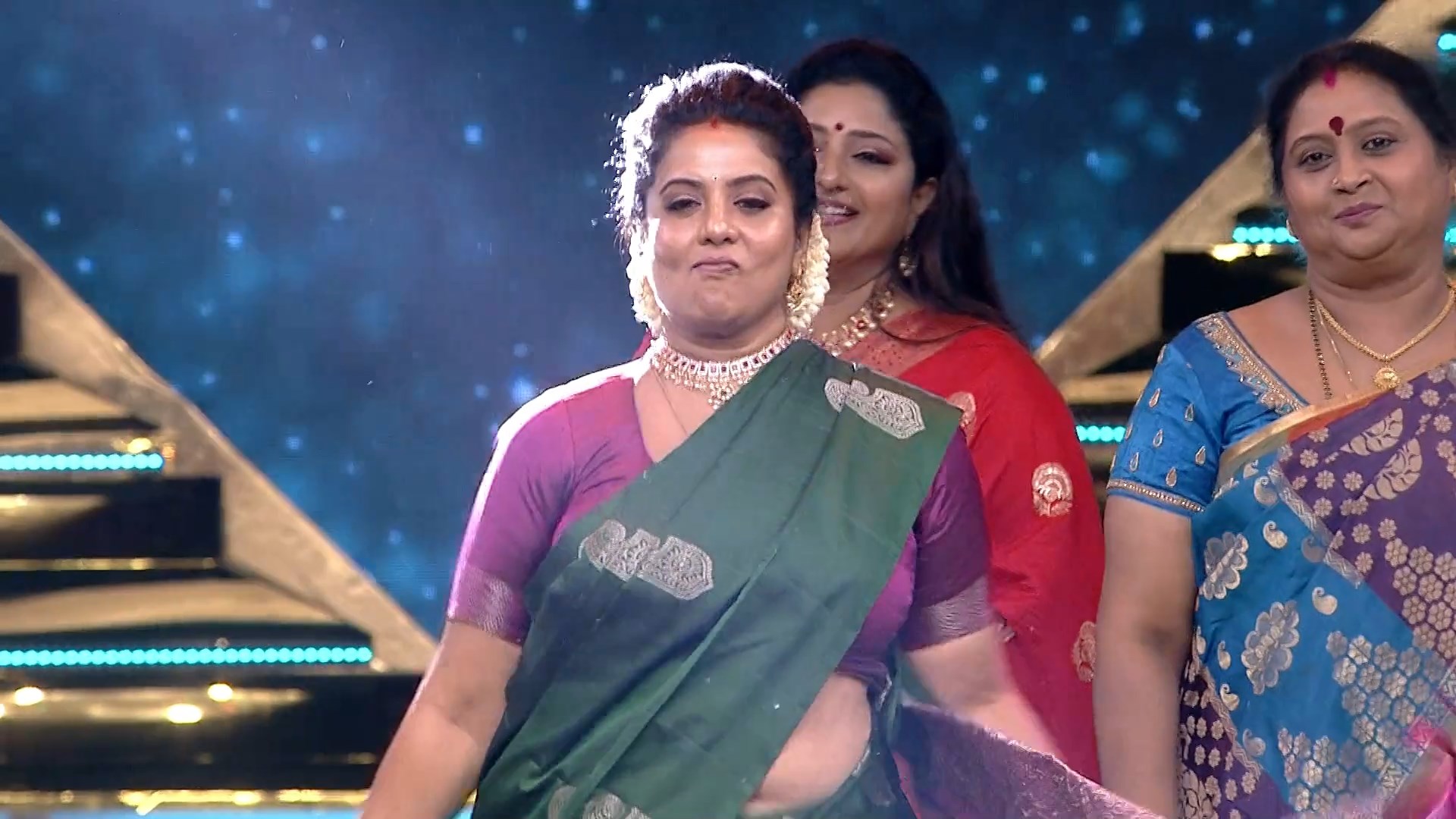 Roopshree Open Navel Show in Saree Vijaytv reality mp4 snapshot 00 04 ...