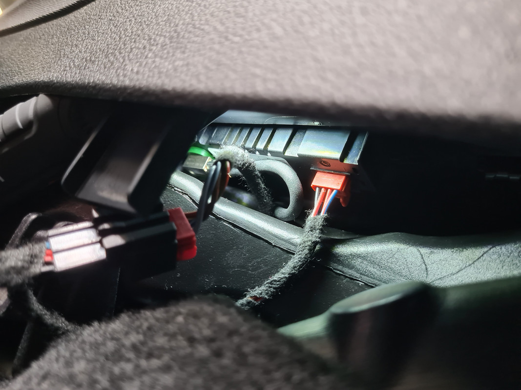 Add rear USB-C connectors - Skoda Octavia Mk4 (2020 > ) - BRISKODA