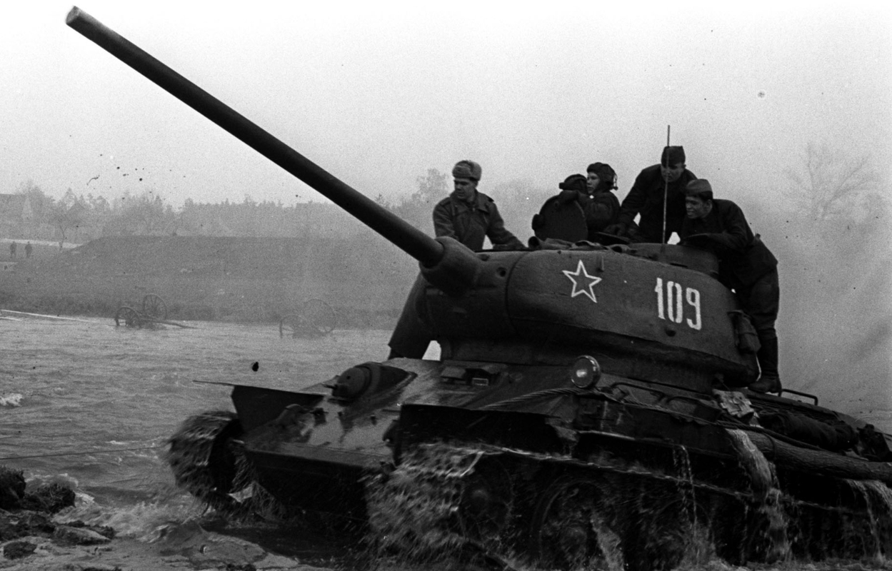 Is the red star with white outline on WW2 Soviet tanks and AFVs ...