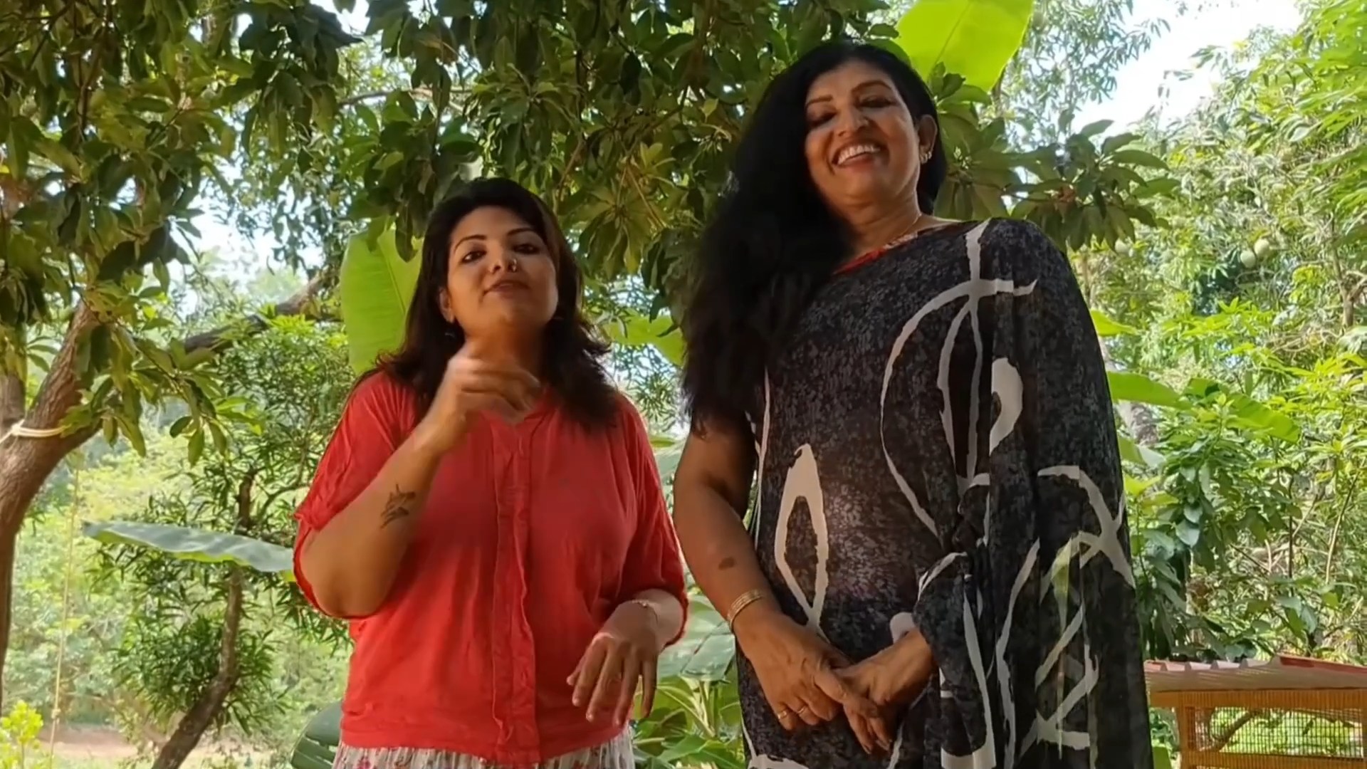 Sandra thomas Hot Mom Sexy Body structure in balck saree and big deep Navel show mp4 snapshot 02 ...