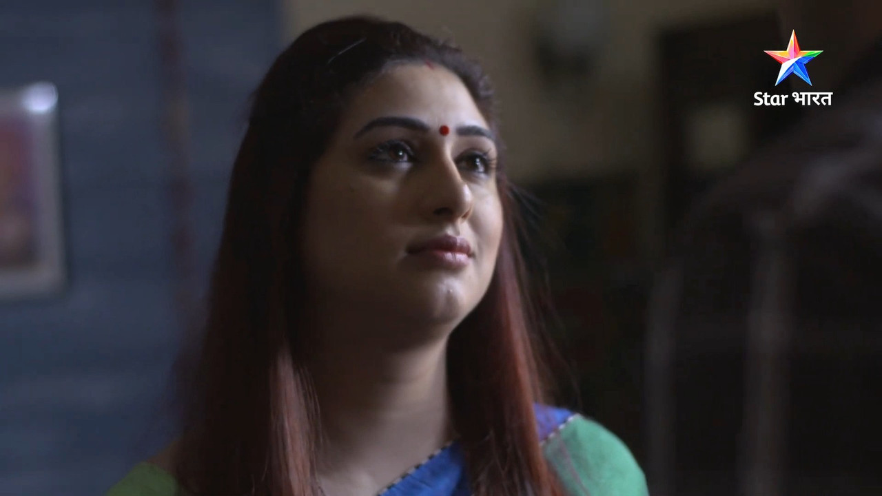 Beautiful Curvy Actress Bending and Showing Deep Cleavage Savdhaan ...