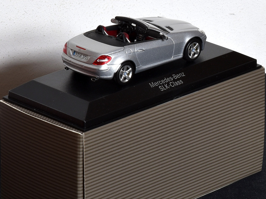 Mercedes Benz SLK350 ( R171) metallic silver ( Minichamps) 02 — Postimages