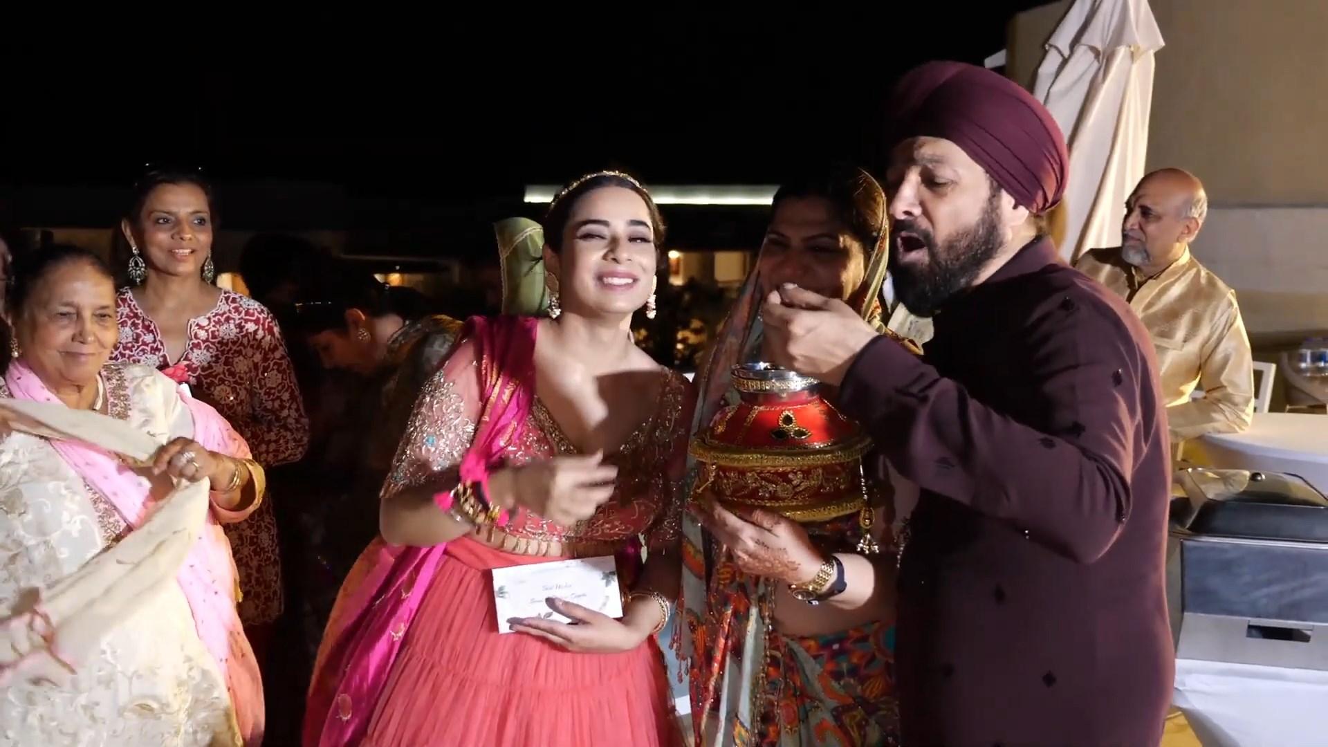 Hot punjabi aunty and girl cleavage and navel in diffrent costume mp4 ...