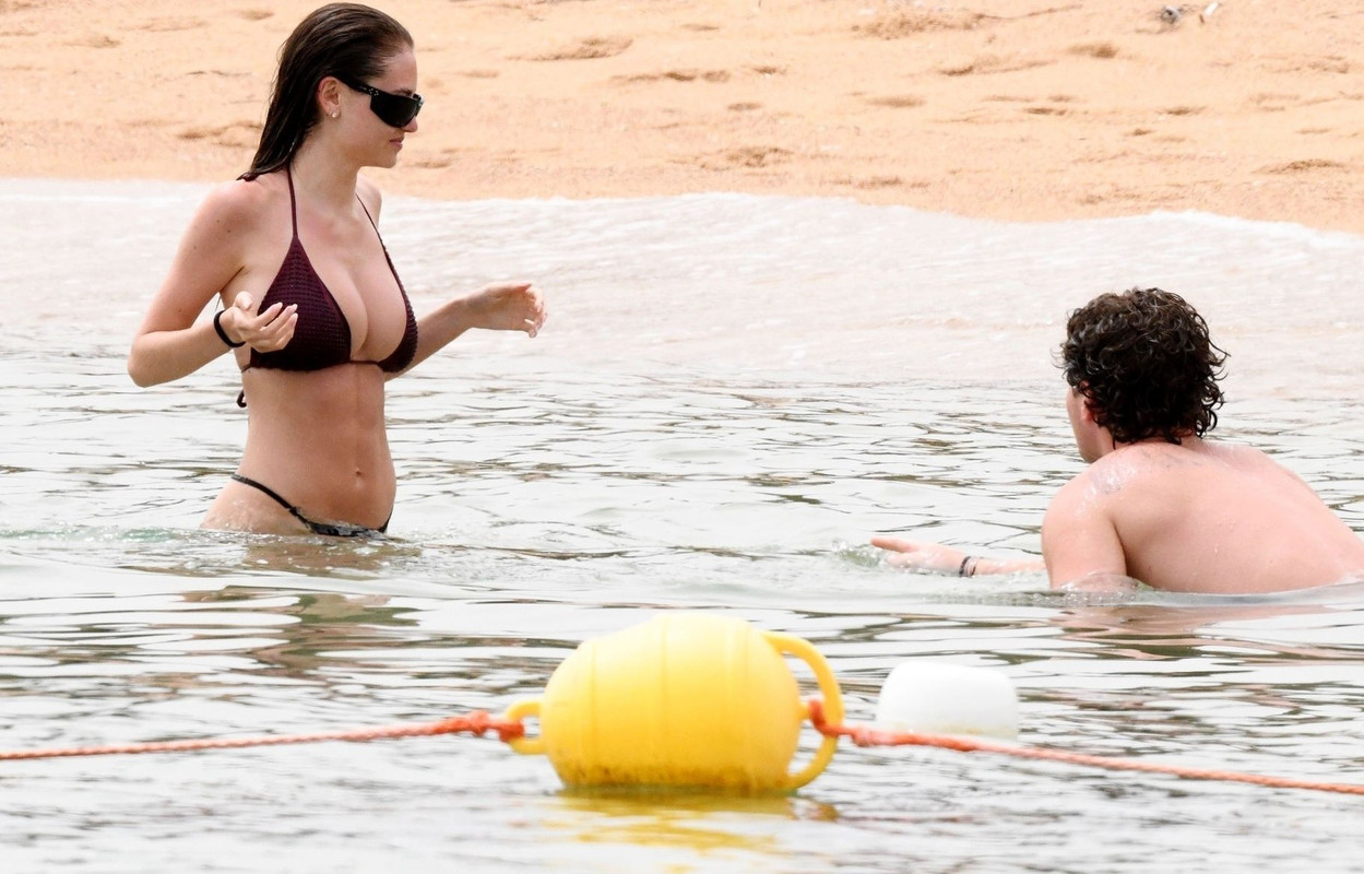 Leni Klum in tiny thong bikini in Sardnia 54 — Postimages