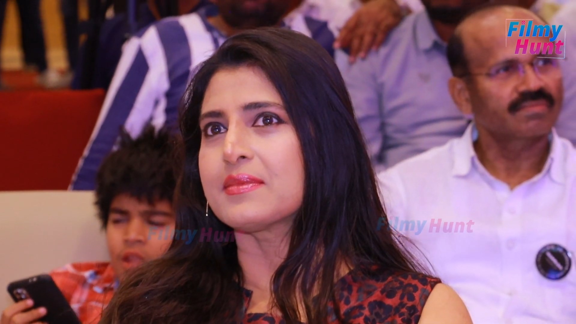 Cameraman focusing to Anasuya Bharadwa Kasthuri Shankar Assets in Saree ...