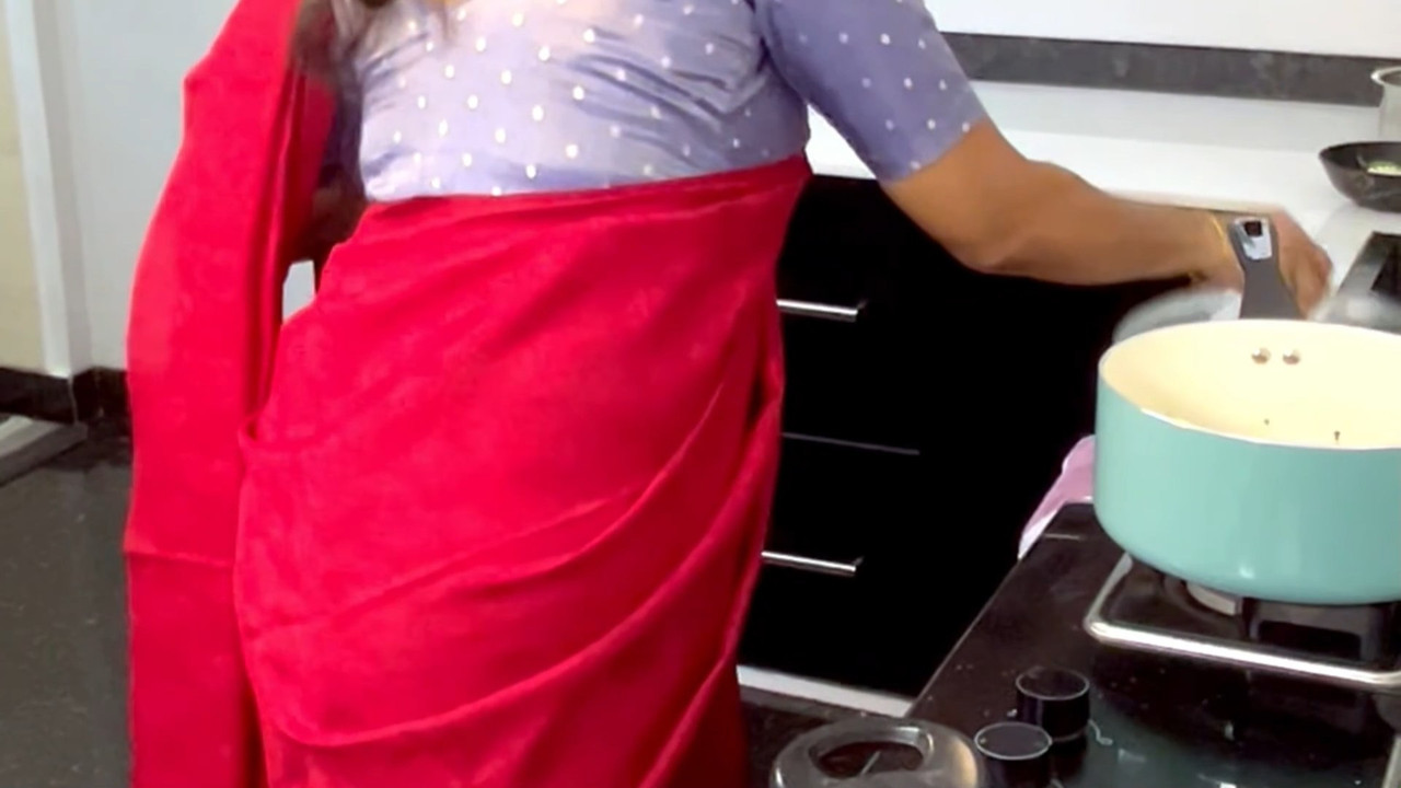REENA BASHEER Sexy Tummy, Boobs and Slight Navel in red saree and violet blouse mp4 snapshot 00 ...