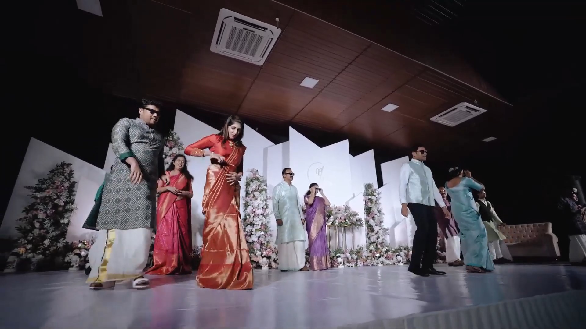 Homely Malayali Aunty Chubby Wide Sexy Tummy and Open Big Navel in ...