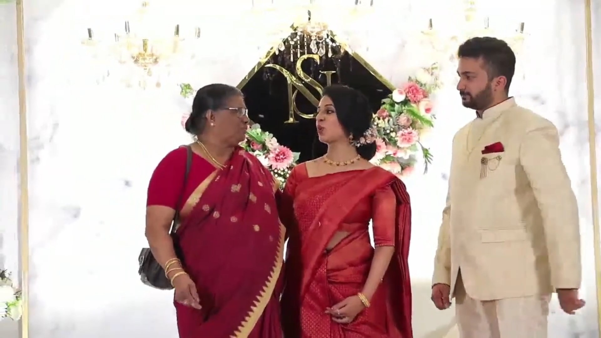 beautiful malayali bride girl open navel in maroon saree mp4 snapshot ...