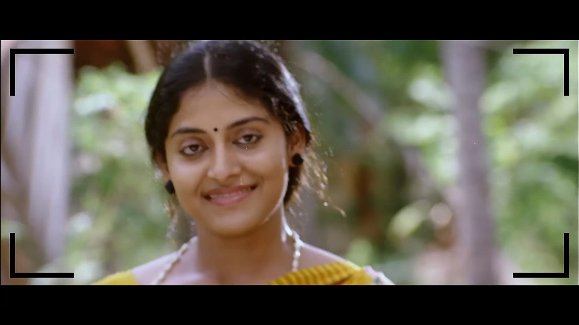 Guy Zooming camera to beautiful malayalam actress in yellow saree mp4 ...