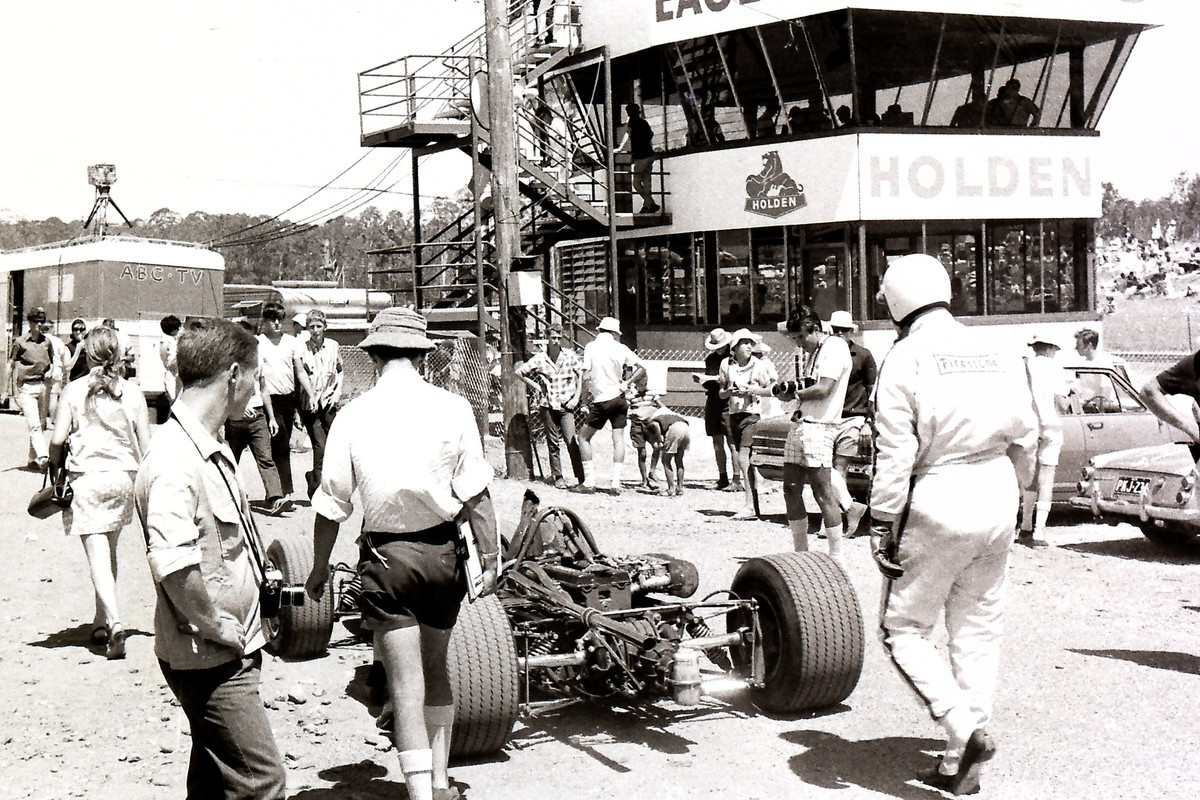 6921 R5 HH BW 2 — Postimages