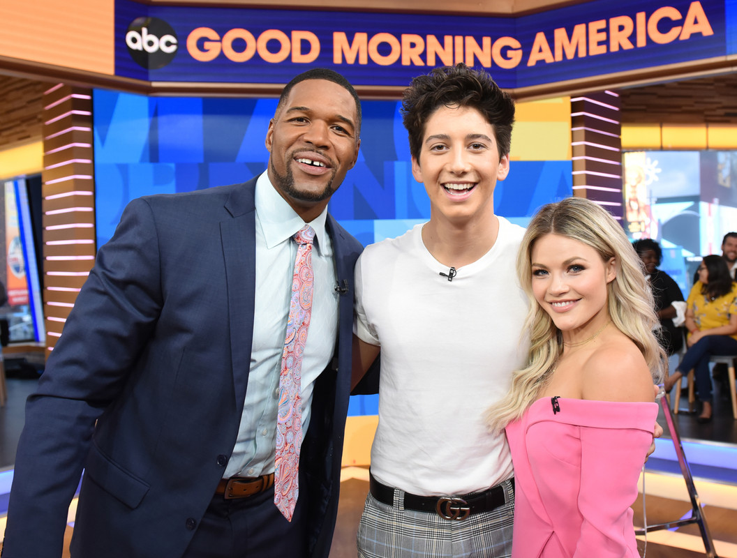 Witney Carson Crossed Legs - Good Morning America - LEGS COOL