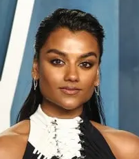 Simone Ashley - Dabingforum.cz