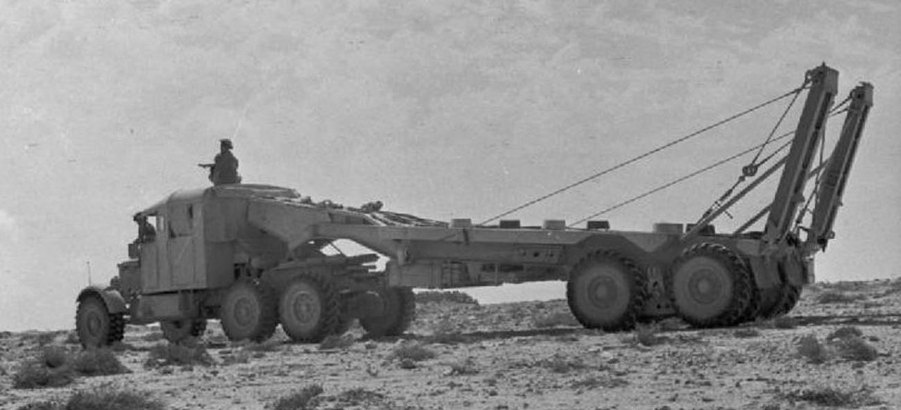 Africa A Scammell Pioneer tank transporter sets out to collect damaged ...