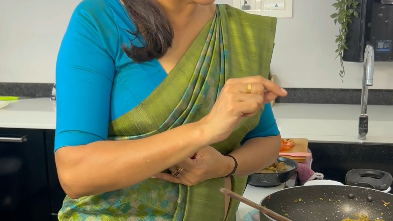 Reena Basheer Sexy Tummy and Boobs in Saree mp4 snapshot 00 24 455 — Postimages