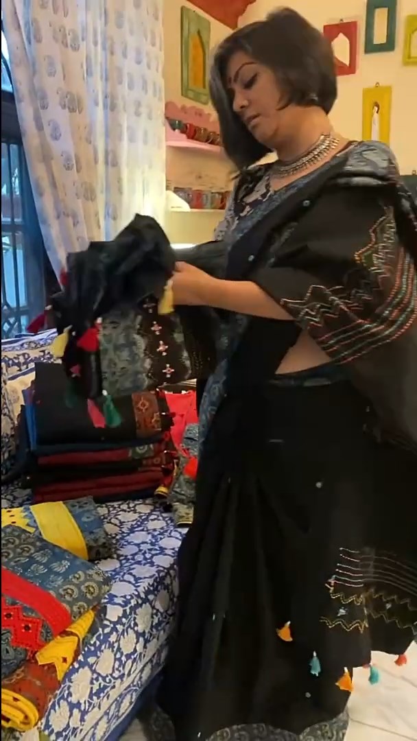 Sexy Bengali Lady Big Deep Navel in Black Saree mkv snapshot 00 05 631 ...