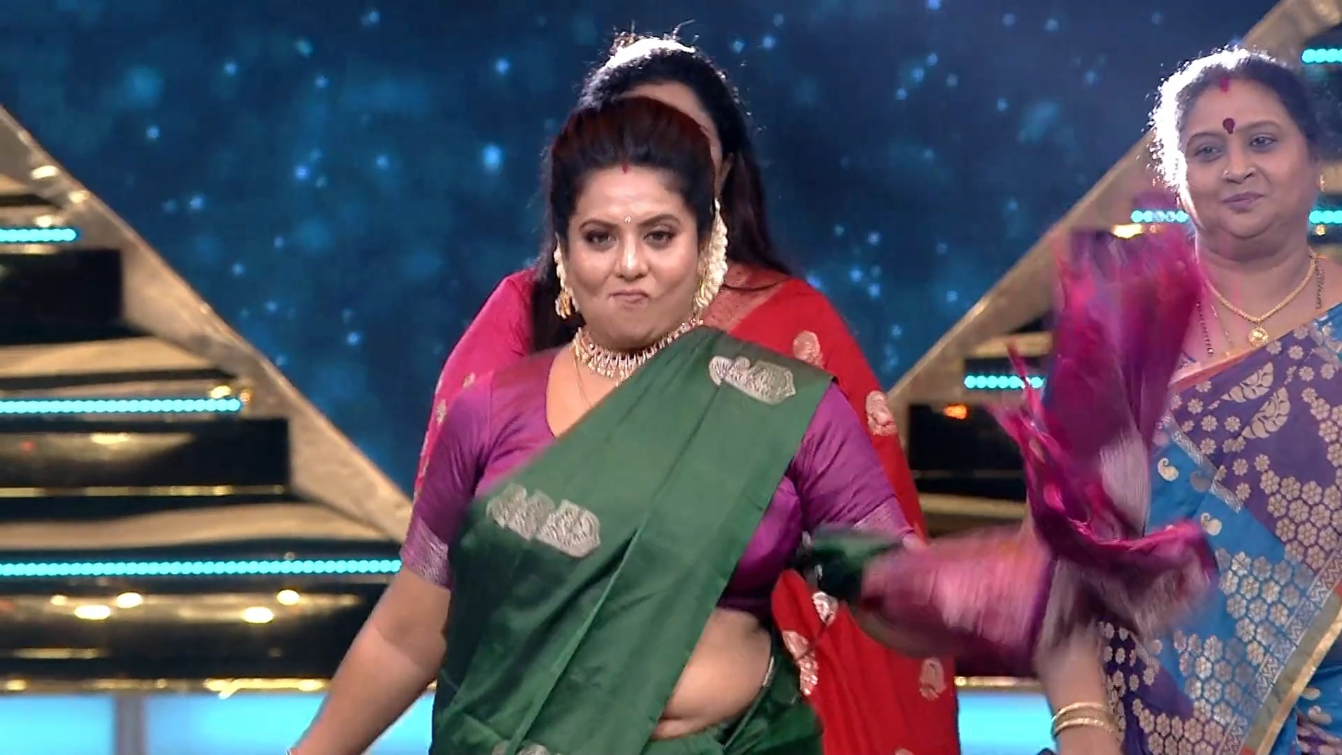 Roopshree Open Navel Show in Saree Vijaytv reality mp4 snapshot 00 05 ...