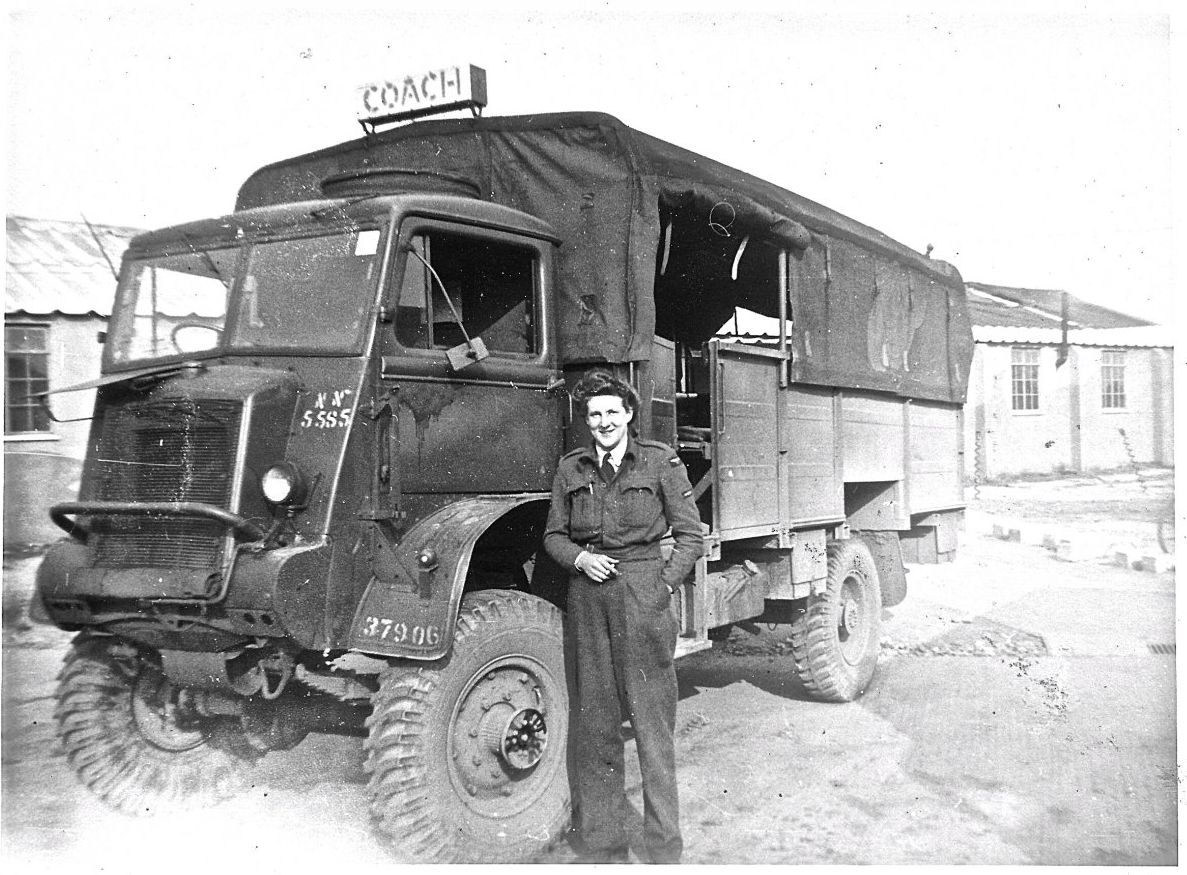 Bedford QLT RAF 158690 p2 — Postimages