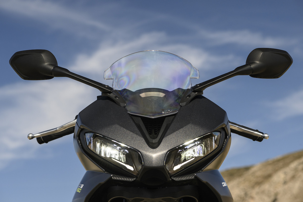 Triumph Daytona 660 details11 — Postimages