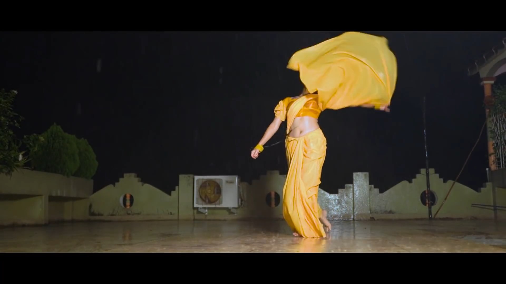 Hot Sexy desi girl navel and boobs in tip tip barsa pani song mp4 snapshot 00 17 492 — Postimages