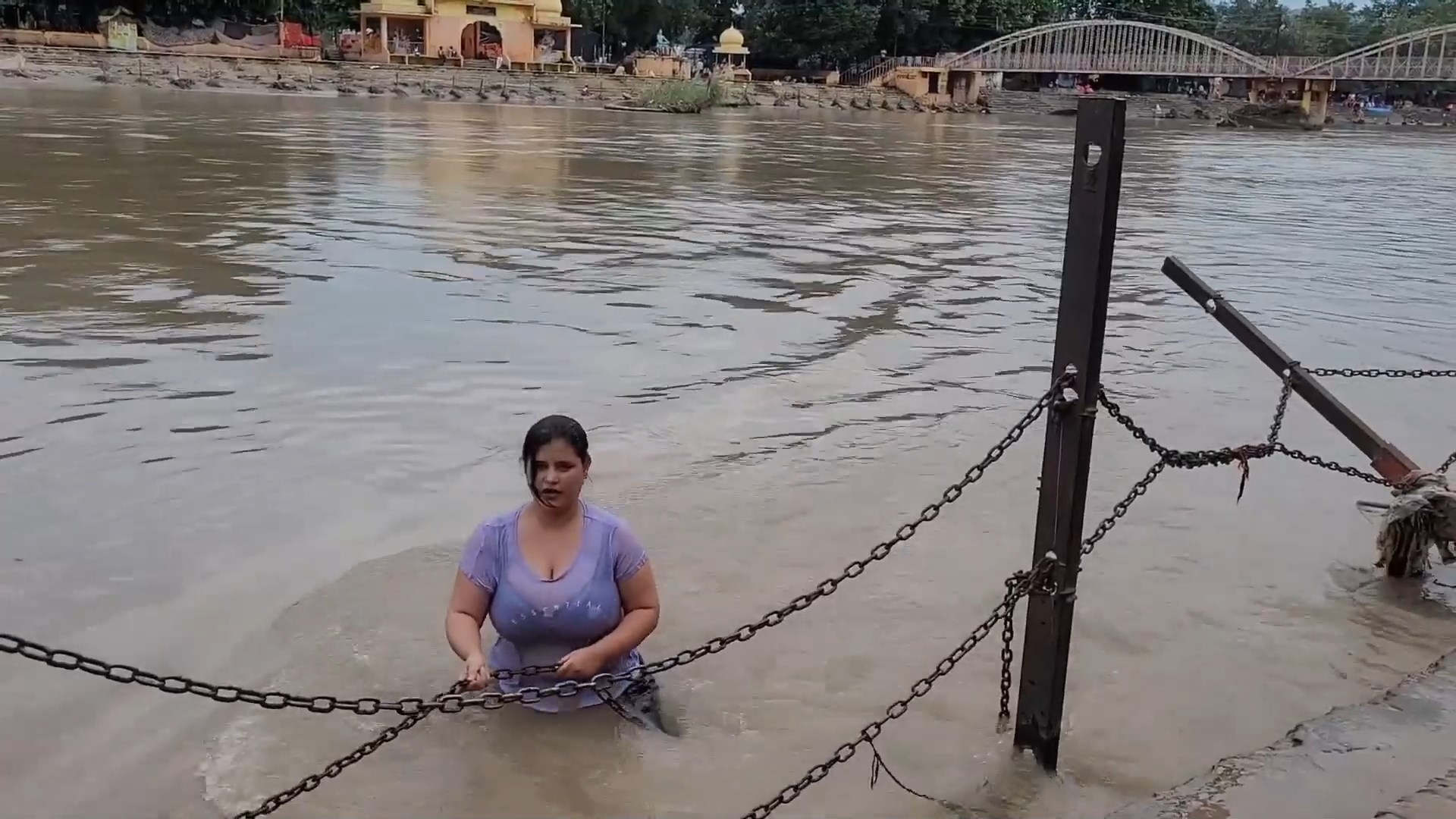 Desi Huge Busty girl wet in whte thsirt and BRA mp4 snapshot 00 49 521 — Postimages