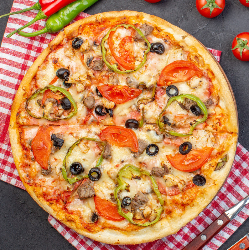 top view delicious cheese pizza with olives pepper tomatoes dark surface — Postimages