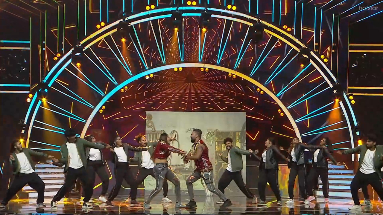 Saranya Anand Bubbly Sexy Big Wide Deep Navel Hole while dancing mkv ...