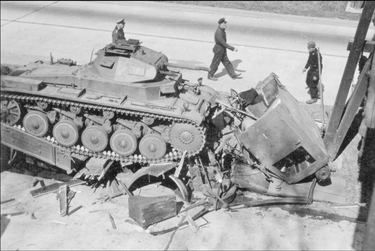 Faun L900 D576 autobahn accident — Postimages