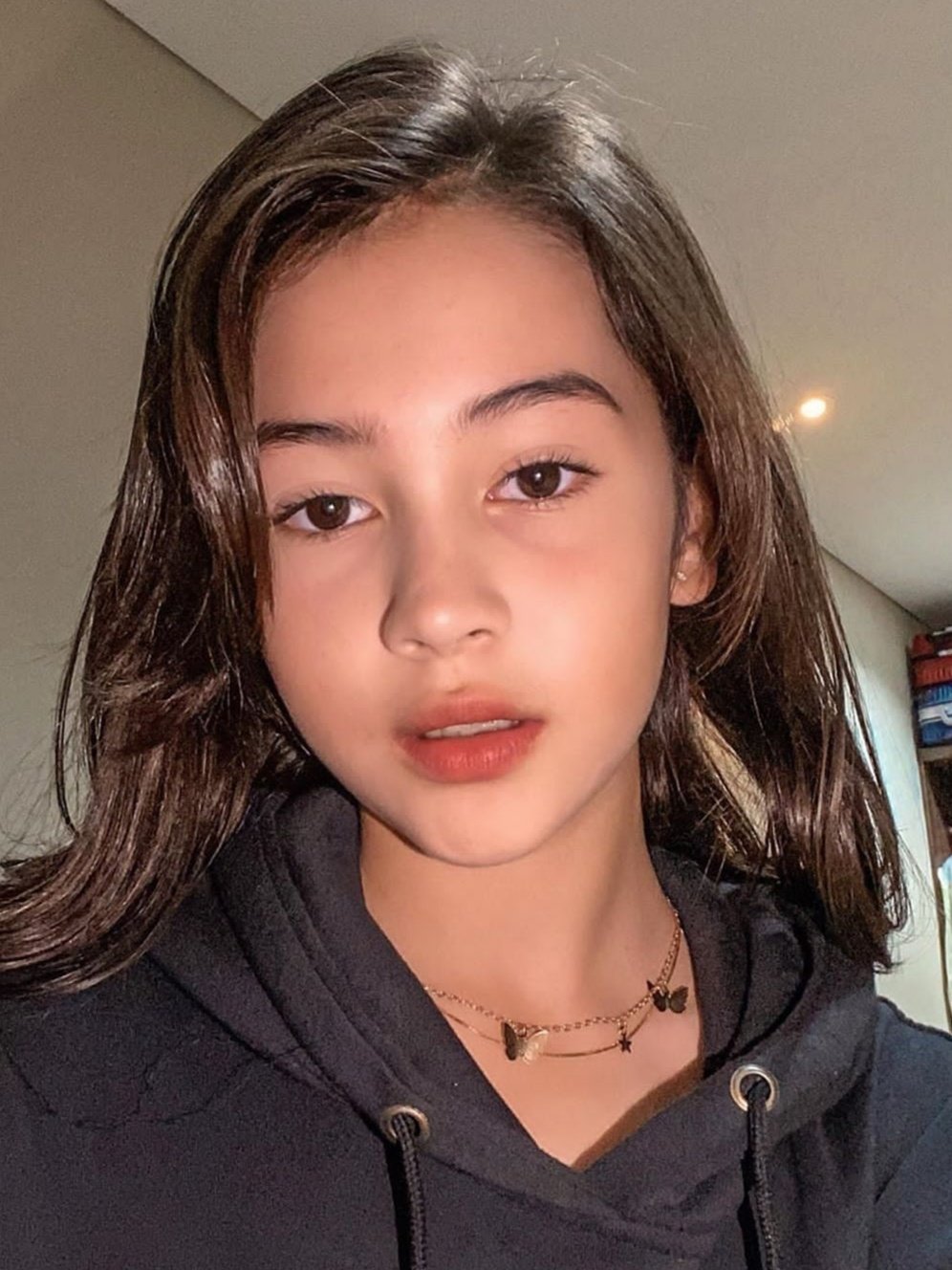 Sandrinna Michelle Pretty Eyes — Postimages