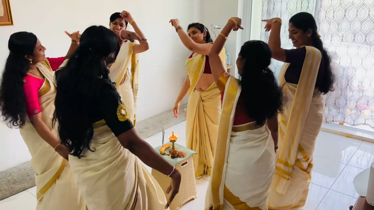 Malayali Lady Big Open Deep Navel Show While Performing ...