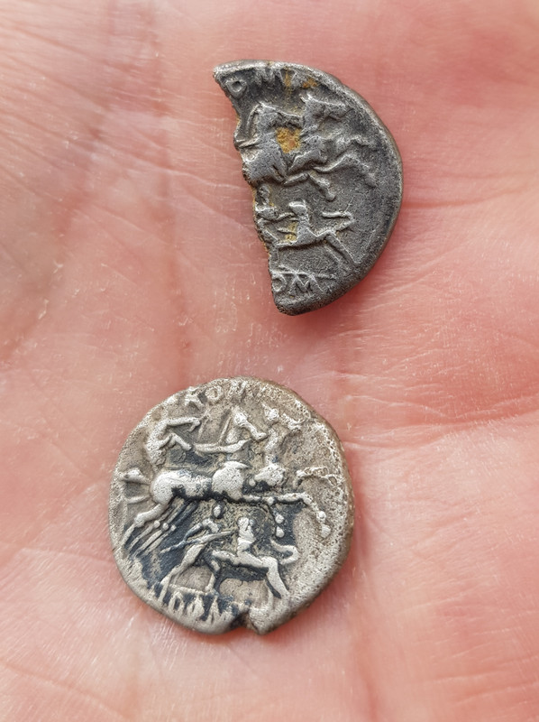 Mitad denario de la gens Domitia. CN. DOM - ROMA. Victoria guiando biga ...