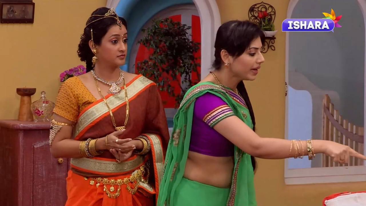 Reema Vohra Sexy Tummy Big Navel and Boobs in saree from an old serial ...
