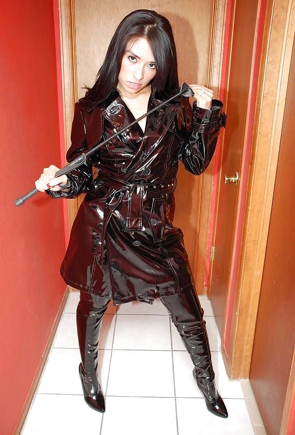 18dominatrixwearingablackpvcmac — Postimages