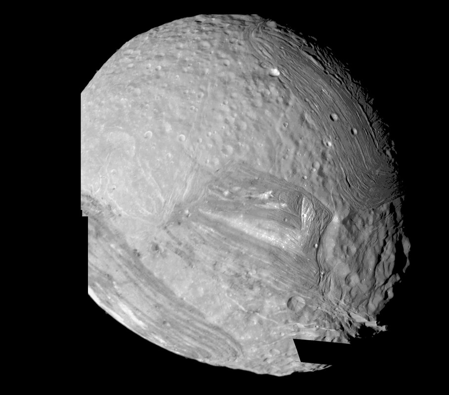 NASA Urano satelite Miranda acantilado precipicio Verona Rupes 01 ...
