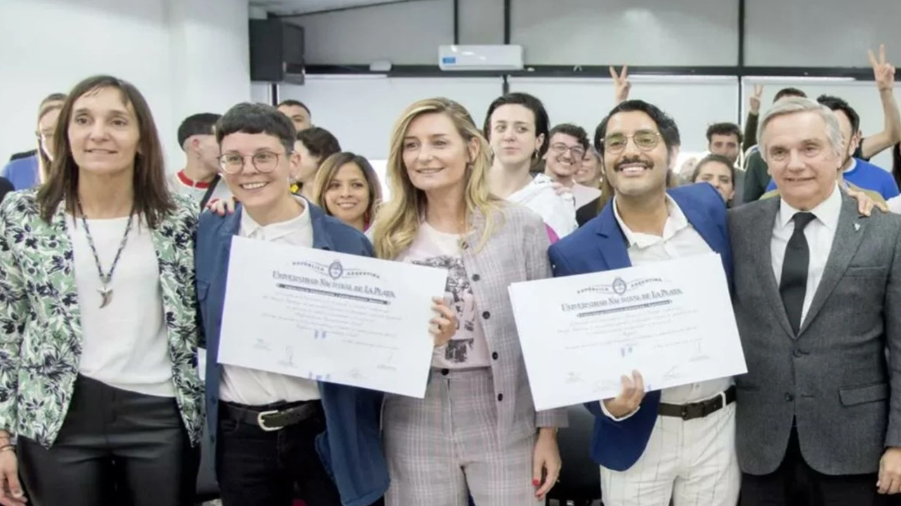 Universidad entrega títulos no binarios a graduados de “abogade” y ... Universidad entrega títulos no binarios a graduados de “abogade” y ...