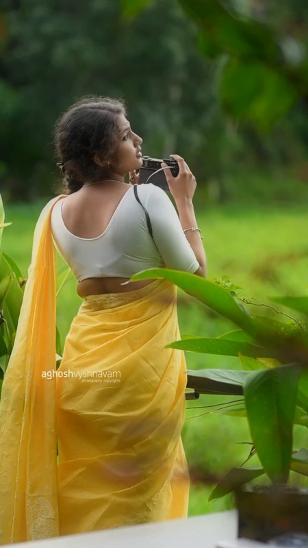 Hot Sexy Seductive Malayali Model Open Deep Navel In Yellow Saree Mp4