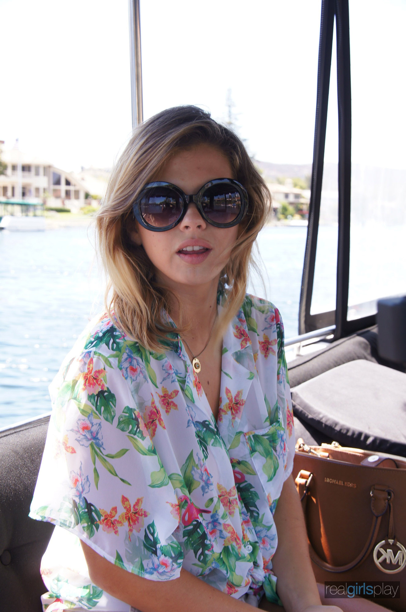 Brunette Babe Keisha Grey with Underboob Wearing — Postimages