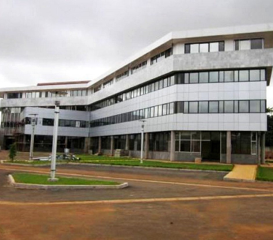 Yaoundé building hjk45678 — Postimages