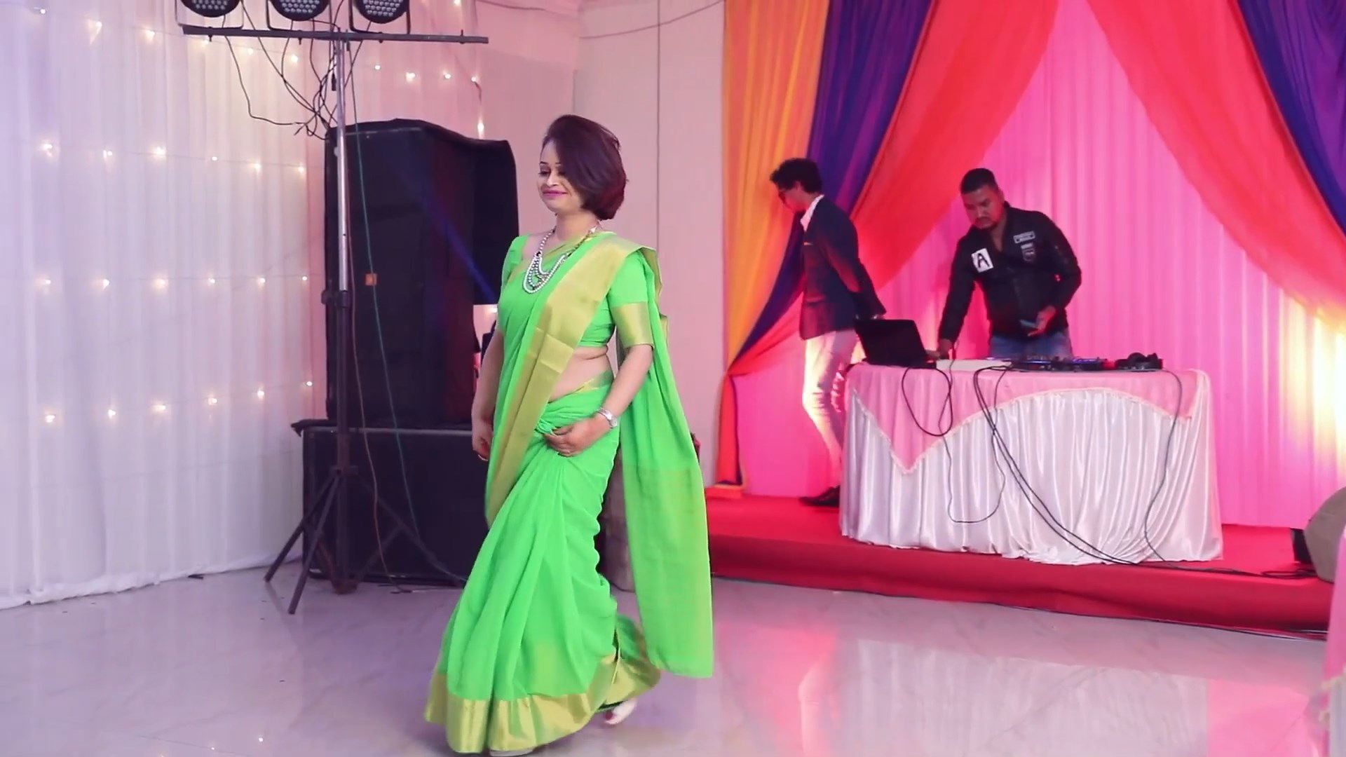 Hot Sexy Nepali Aunty Open Navel Show Dance In Green Saree Mp4 Snapshot