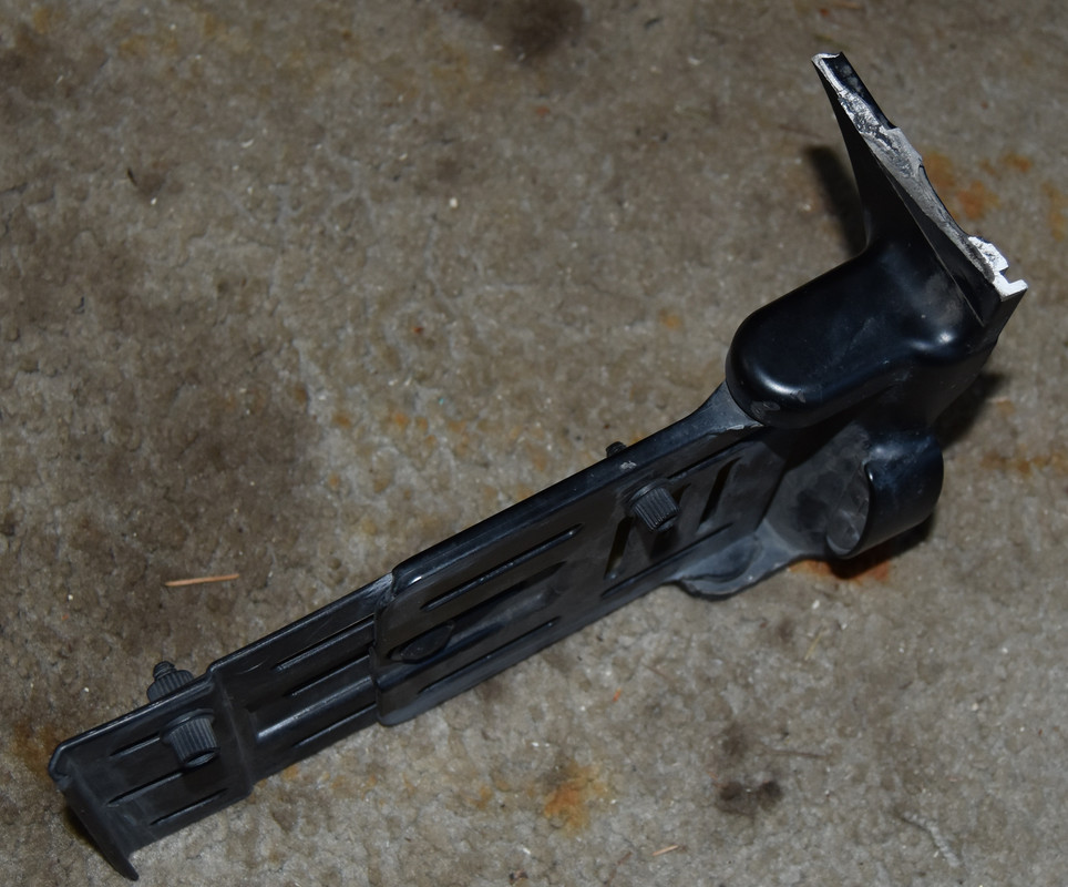 broken plate holder — Postimages