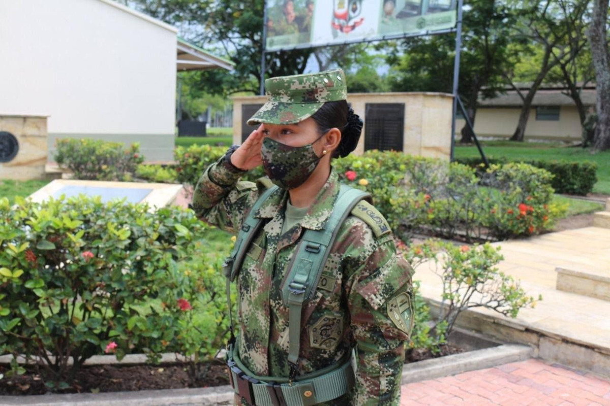 COL EJC dragoneante mayor de Escuela Kelly Pérez — Postimages