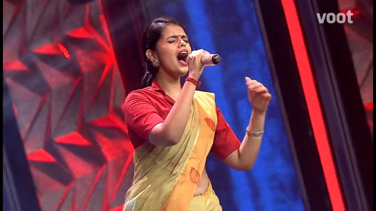 Cute Homely Malayali Kannada Singer Neetu Sexy Deep Open Wide Navel and ...