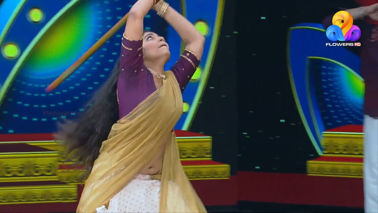 Anshitha Sexy Low Hip Open Deep Navel show in Kerala Saree mp4 snapshot ...