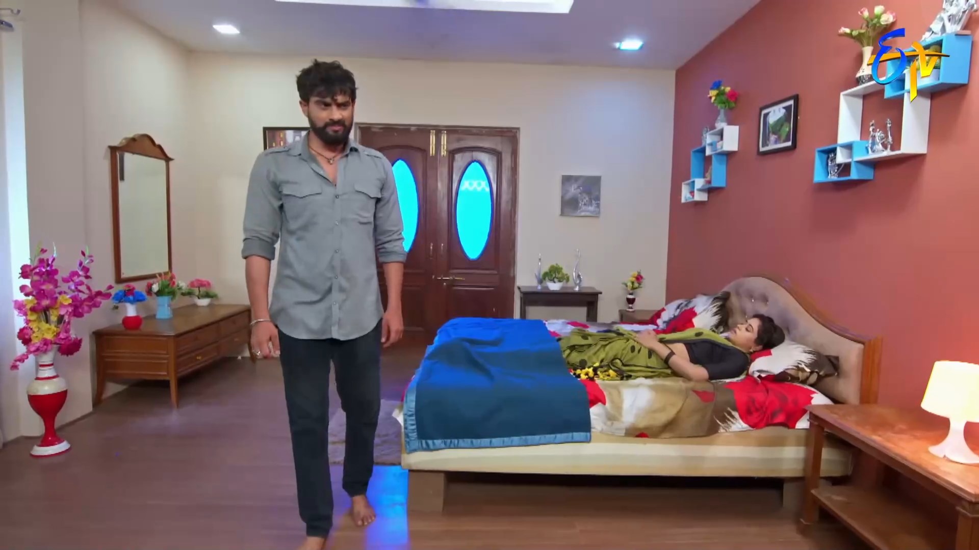 Hot Saree Hip Scene from telugu serial geetha govindham mkv snapshot 00 ...