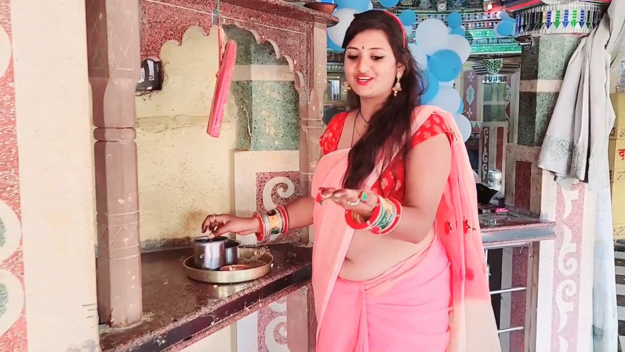 Chubby Rajisthani Lady Sexy Deep Wide Open Navel in Pink Saree mov snapshot 00 42 659 — Postimages