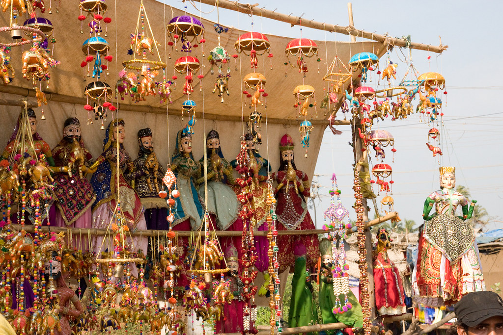 Anjuna Flea Market, Goa: How To Reach, Best Time & Tips