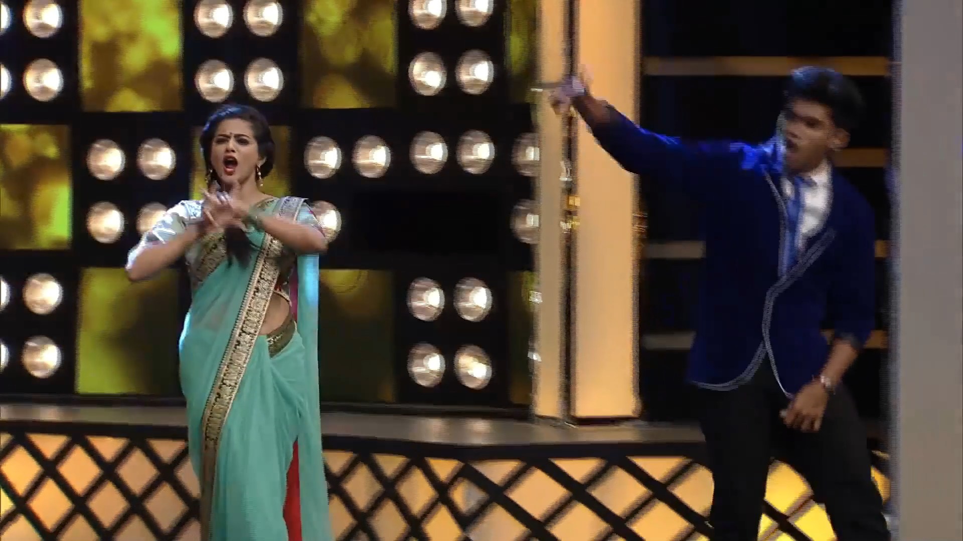 Shobana Wide Stretched Belly And Deep Wide Big Navel Hole in ...