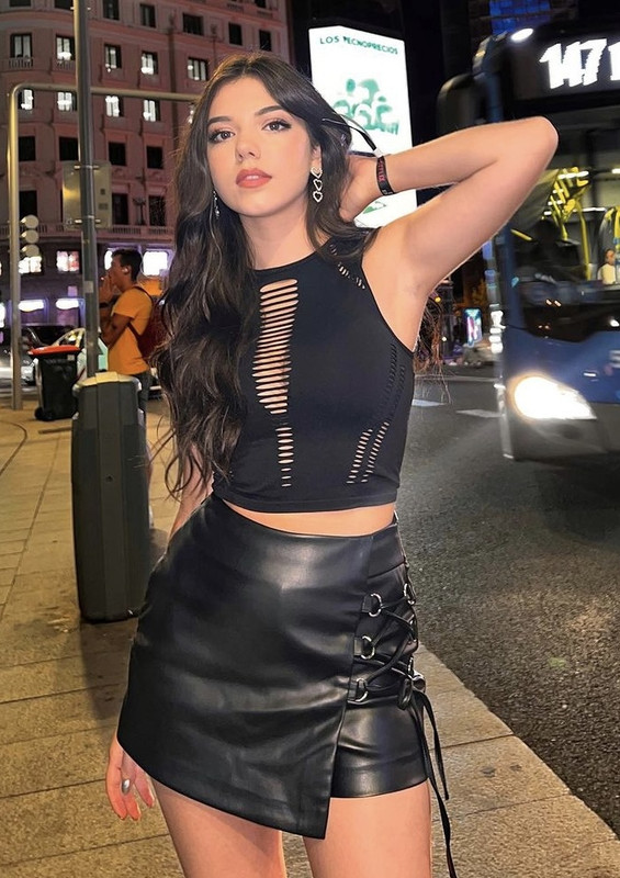 osofamosas - Paula Gallego,sexy con mini de cuero y camiseta escotada "PRESENTACION" - Material ...